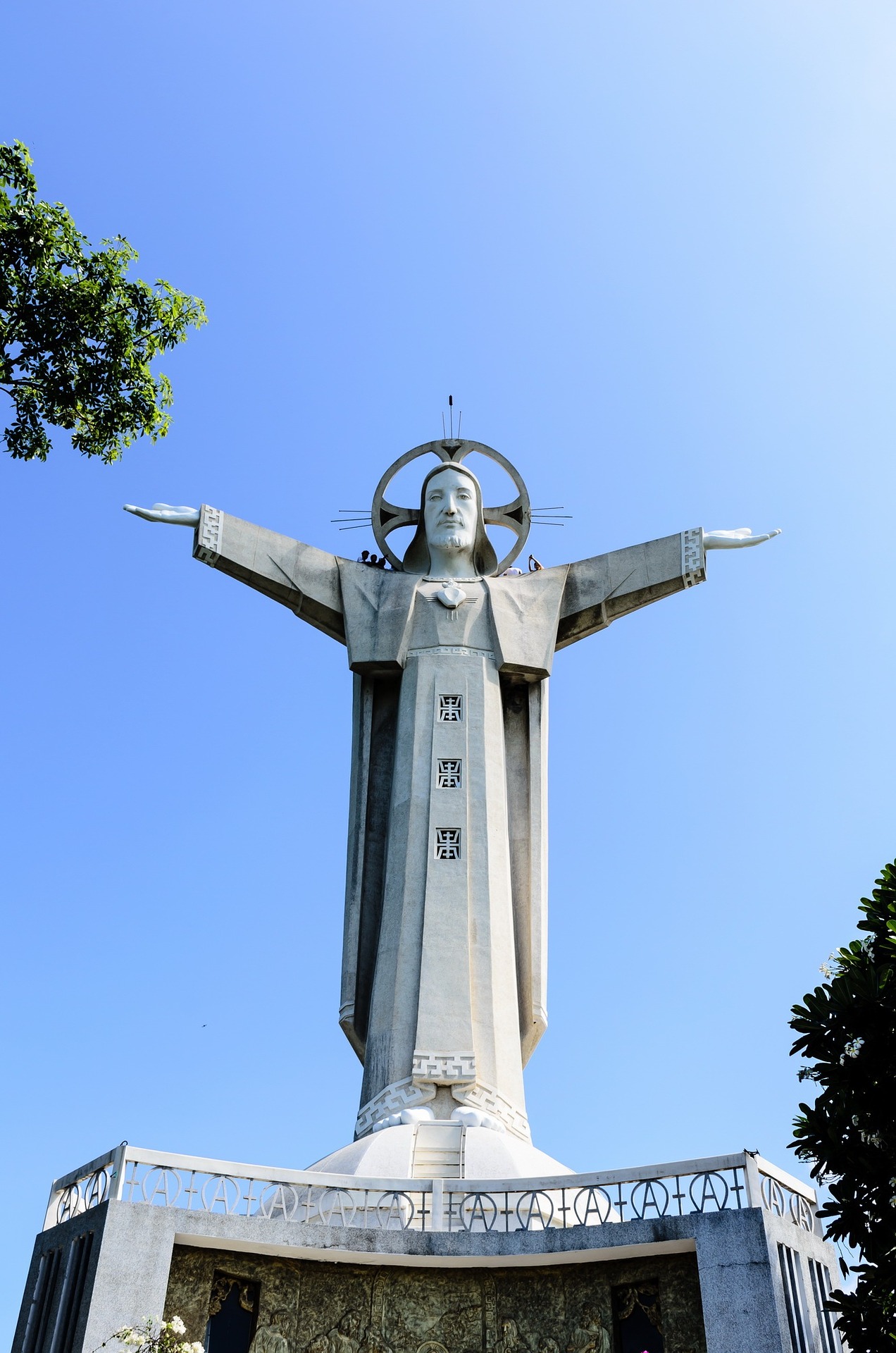 "Christus Sieger, Christus König, Christus Herr in Ewigkeit"